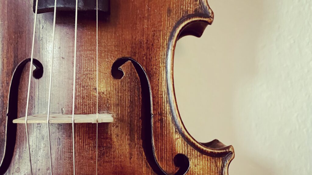 Wie ähnlich klingen die gleichen Töne einer Geige, wenn sie von ...